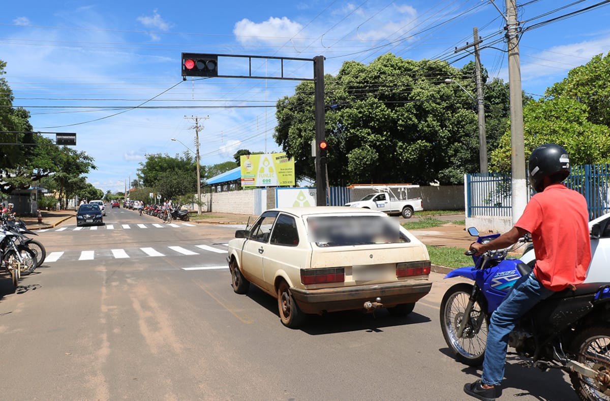 Semáforo com luzes na horizontal: isso é permitido? Veja a resposta ...