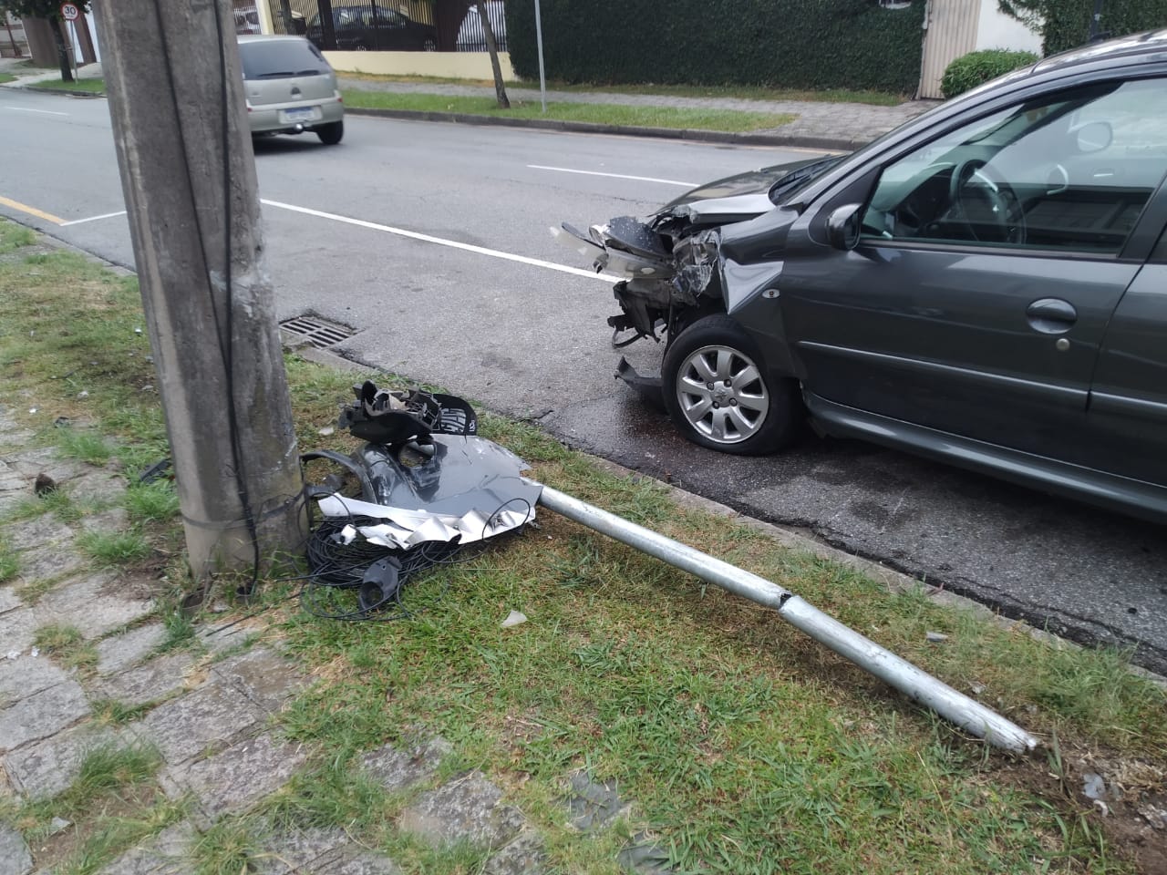 Motorista dorme ao volante e bate carro contra placa e poste em Curitiba - Banda B