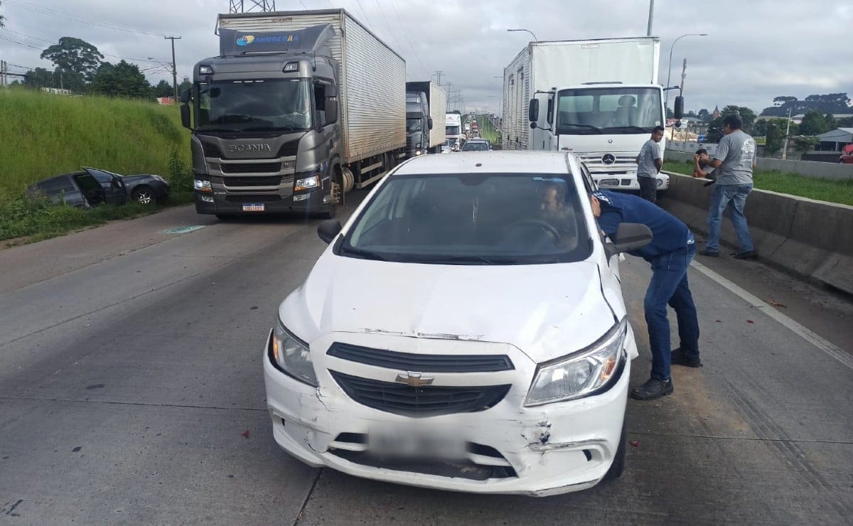 Engavetamento entre caminhão e três carros no Contorno Sul; vídeo