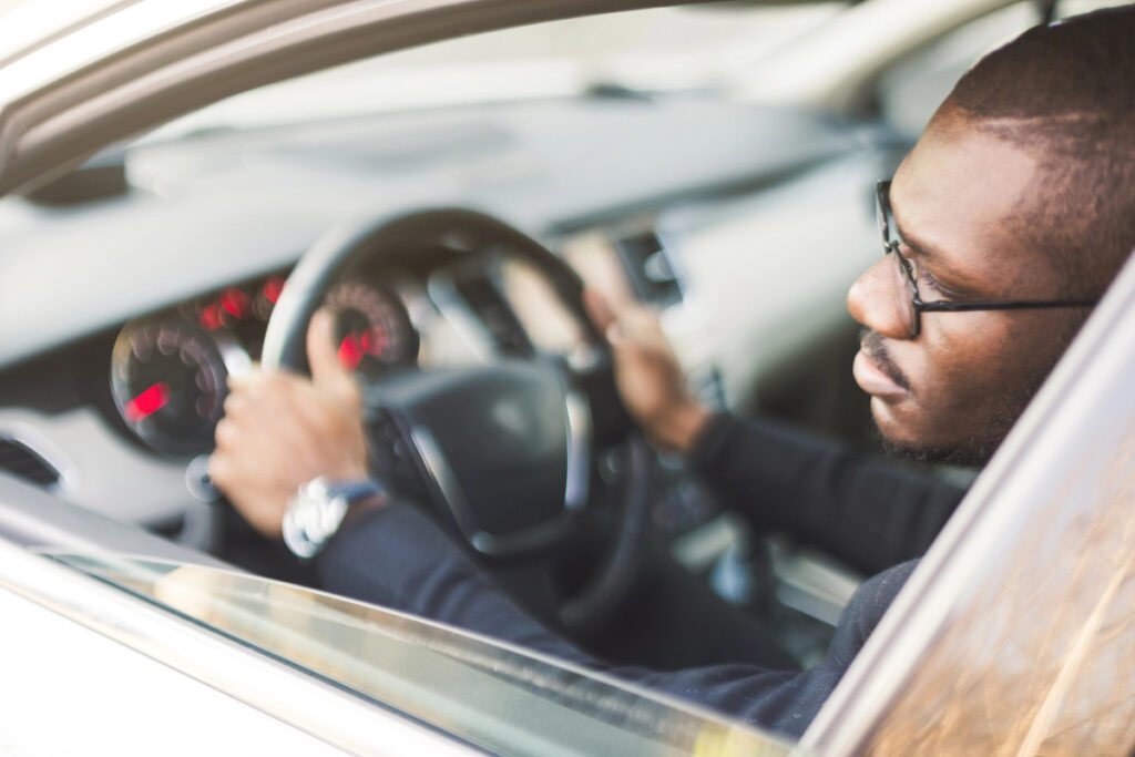 Número de condutores que precisam de óculos ou lentes de contato para ...