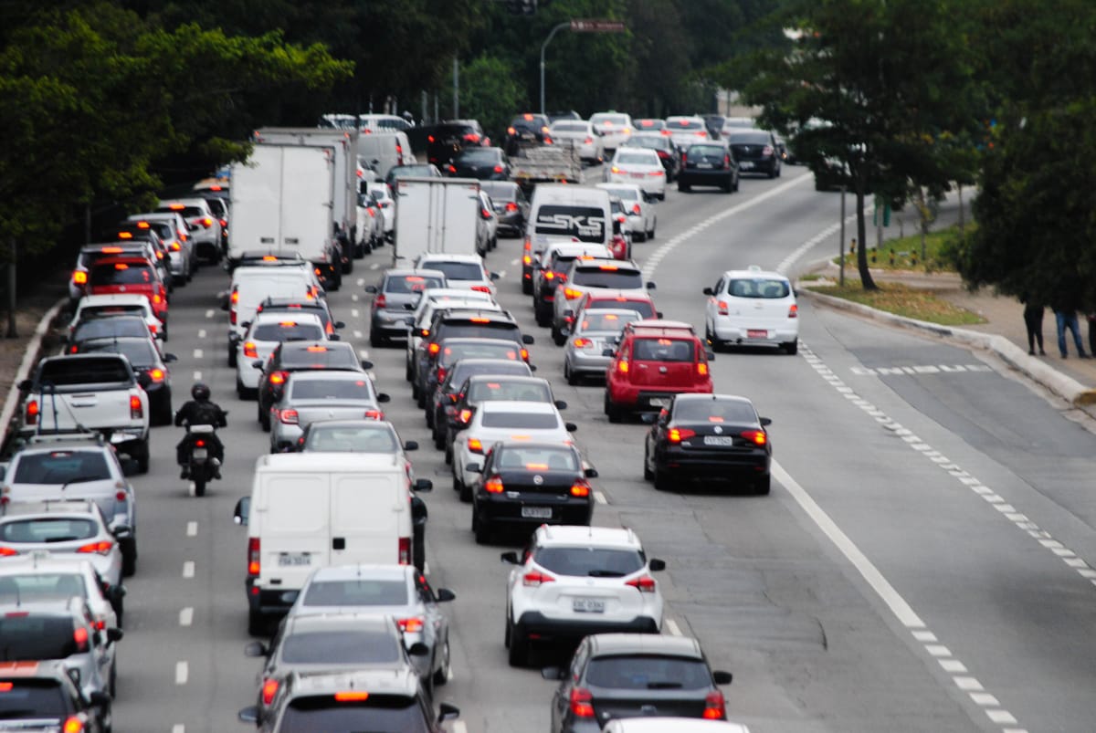 Congestionamento no Brasil: estudo revela impacto do trânsito em ...